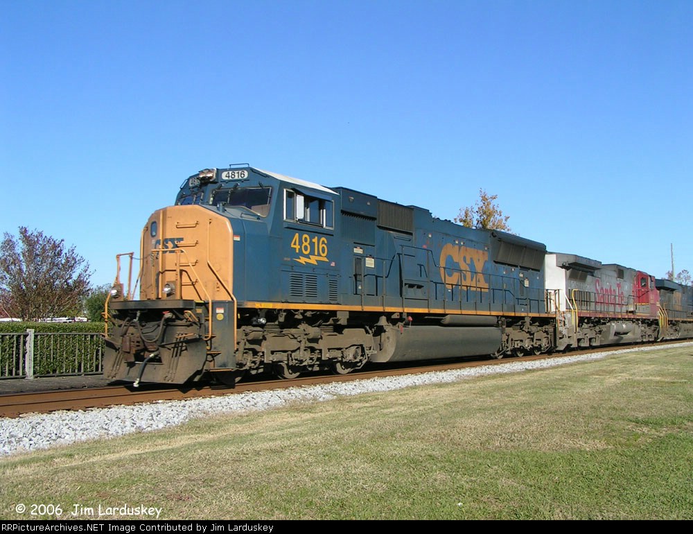 Q617 heads south with CSX 4816 leading a Warbonnet and an ES44DC